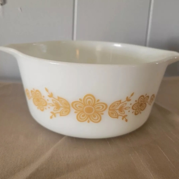 Pyrex | Kitchen | Vintage White Pyrex Baking Dish Floral Butterfly Gold ...